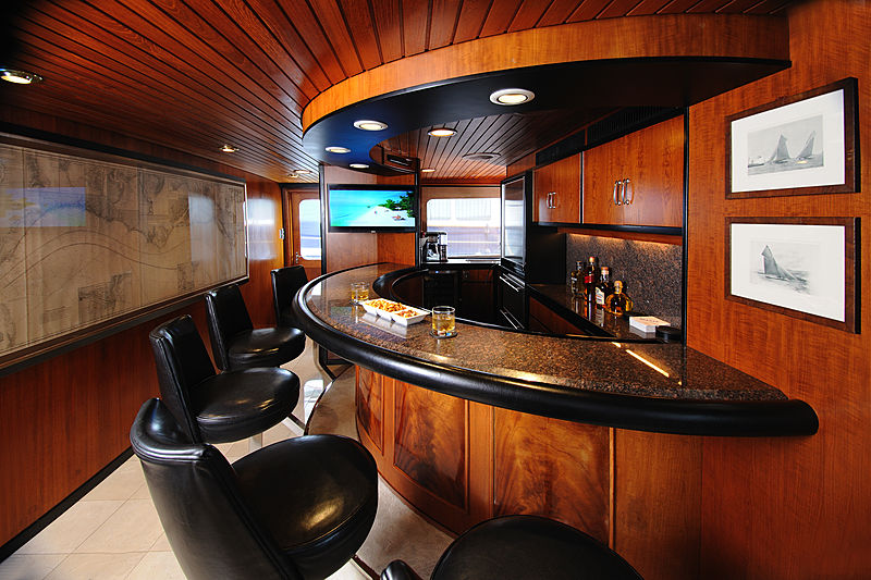 Yacht AVANTE V, Feadship | CHARTERWORLD Luxury Superyacht Charters